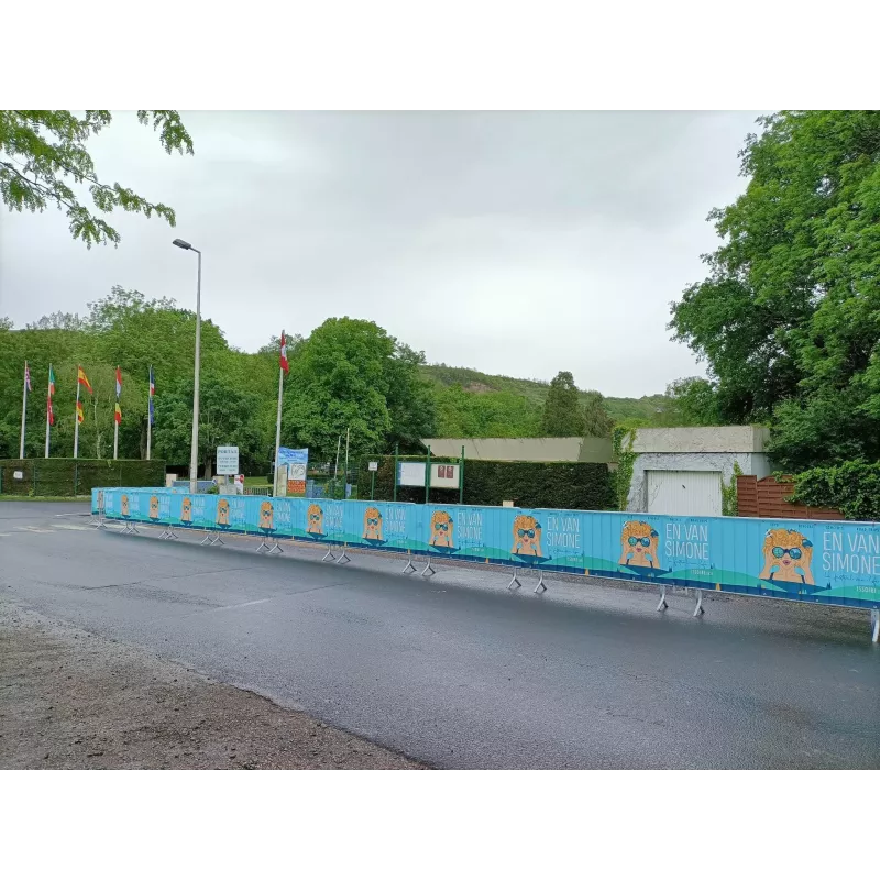 Impression banderole publicitaire en rouleau d'intissé avec finitions